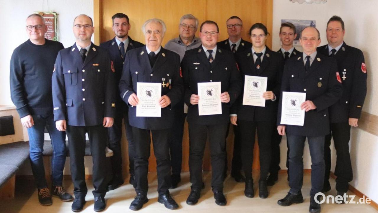 Feuerwehr Trevesen zeichnet langjährige Mitglieder aus | Onetz