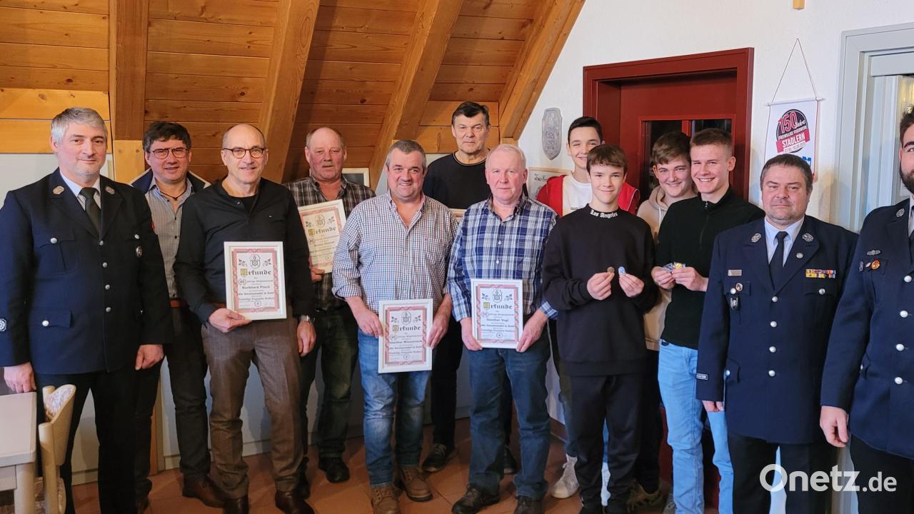 Freiwillige Feuerwehr Stadlern ehrt treue Mitglieder | Onetz