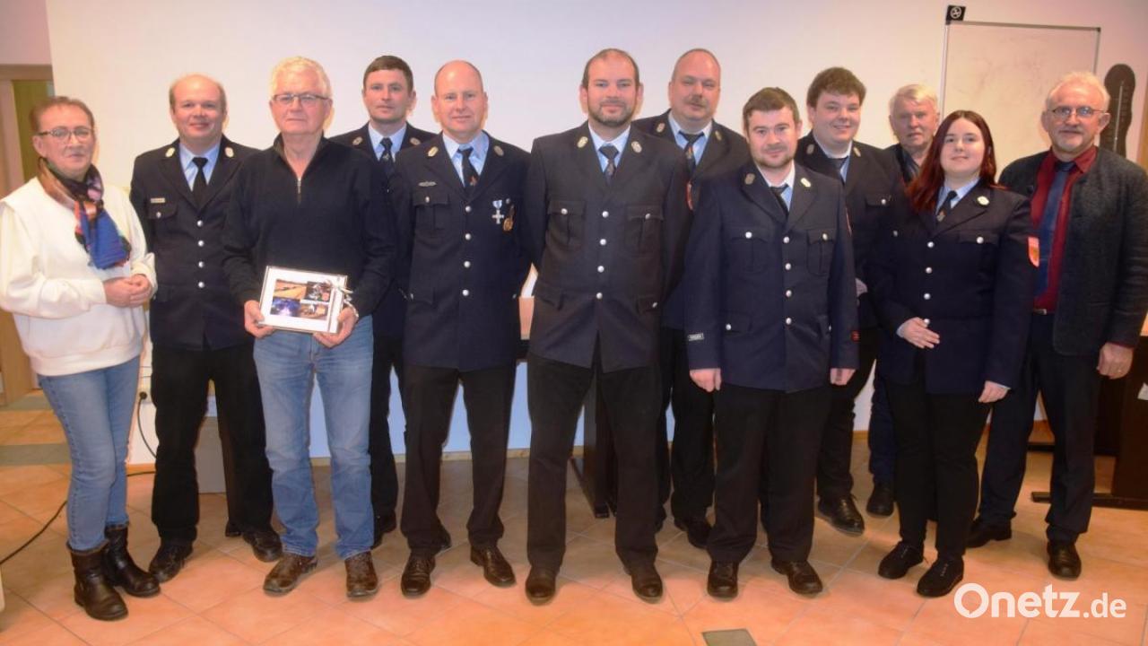 Feuerwehr Püchersreuth ehrt treue Mitglieder | Onetz