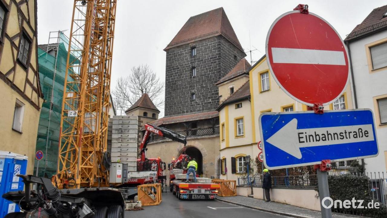 Kleiner Kran ersetzt großen Kran in der Ziegelgasse in Amberg | Onetz