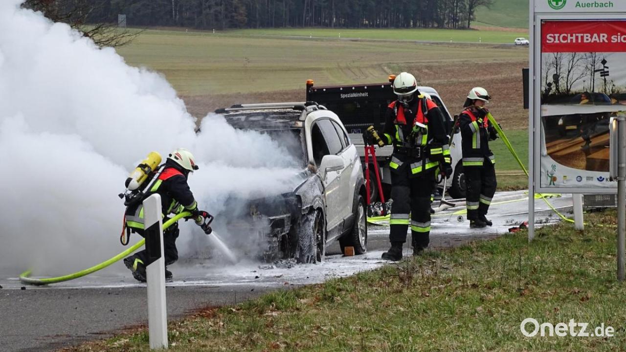 Starke Rauchentwicklung bei Pkw-Brand an der B 470 bei Auerbach | Onetz