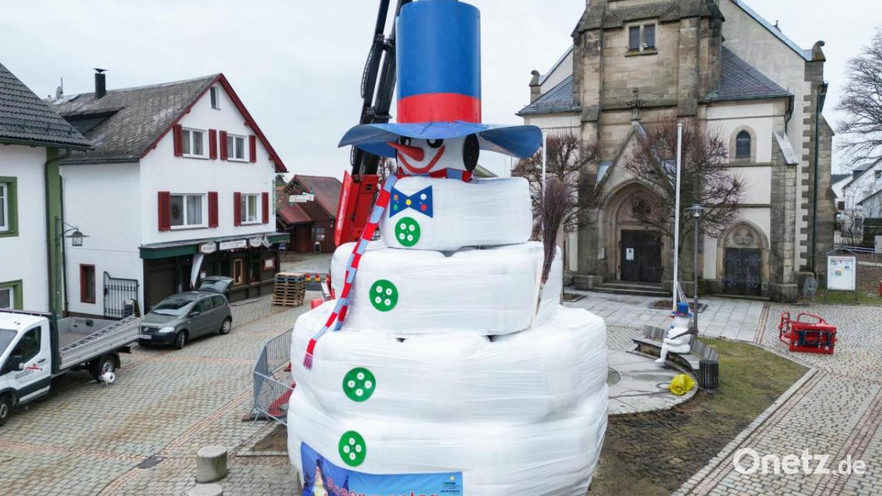 Kein Schnee? Dann ist der Riesenschneemann eben aus Ballen | Onetz