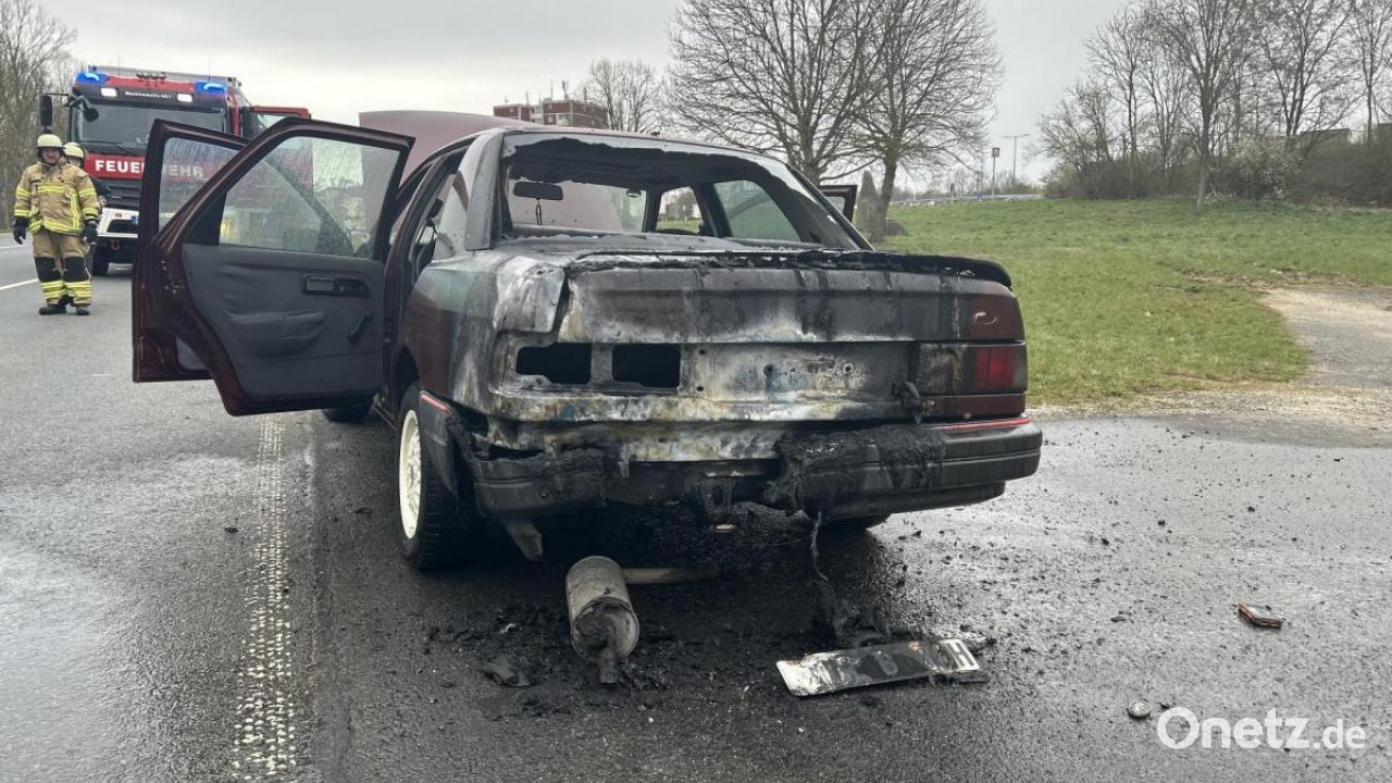 Feuerwehr löscht an Staatsstraße bei Marktredwitz brennenden Oldtimer | Onetz