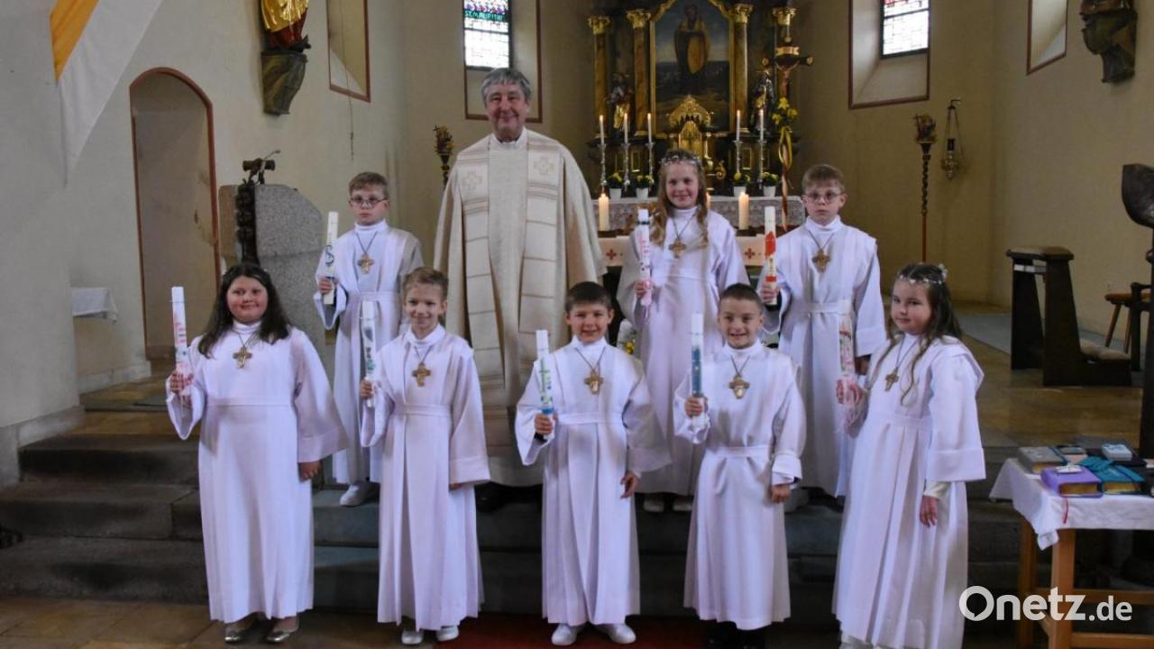 Acht Kinder gehen in Döllnitz erstmals zum Tisch des Herrn | Onetz