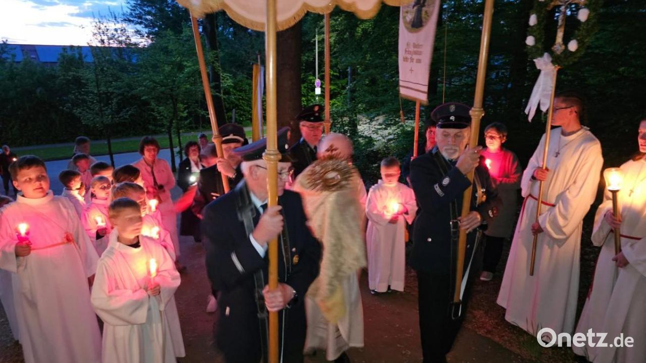 Mit vielen Lichtern durch den Neustädter Felixwald | Onetz