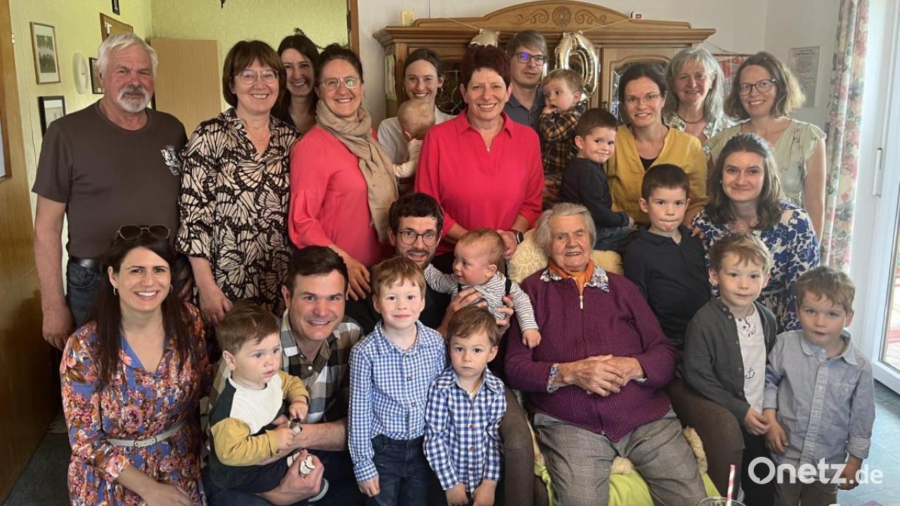 Maria Deml aus Stetten feiert mit ihrer großen Familie 100. Geburtstag | Onetz