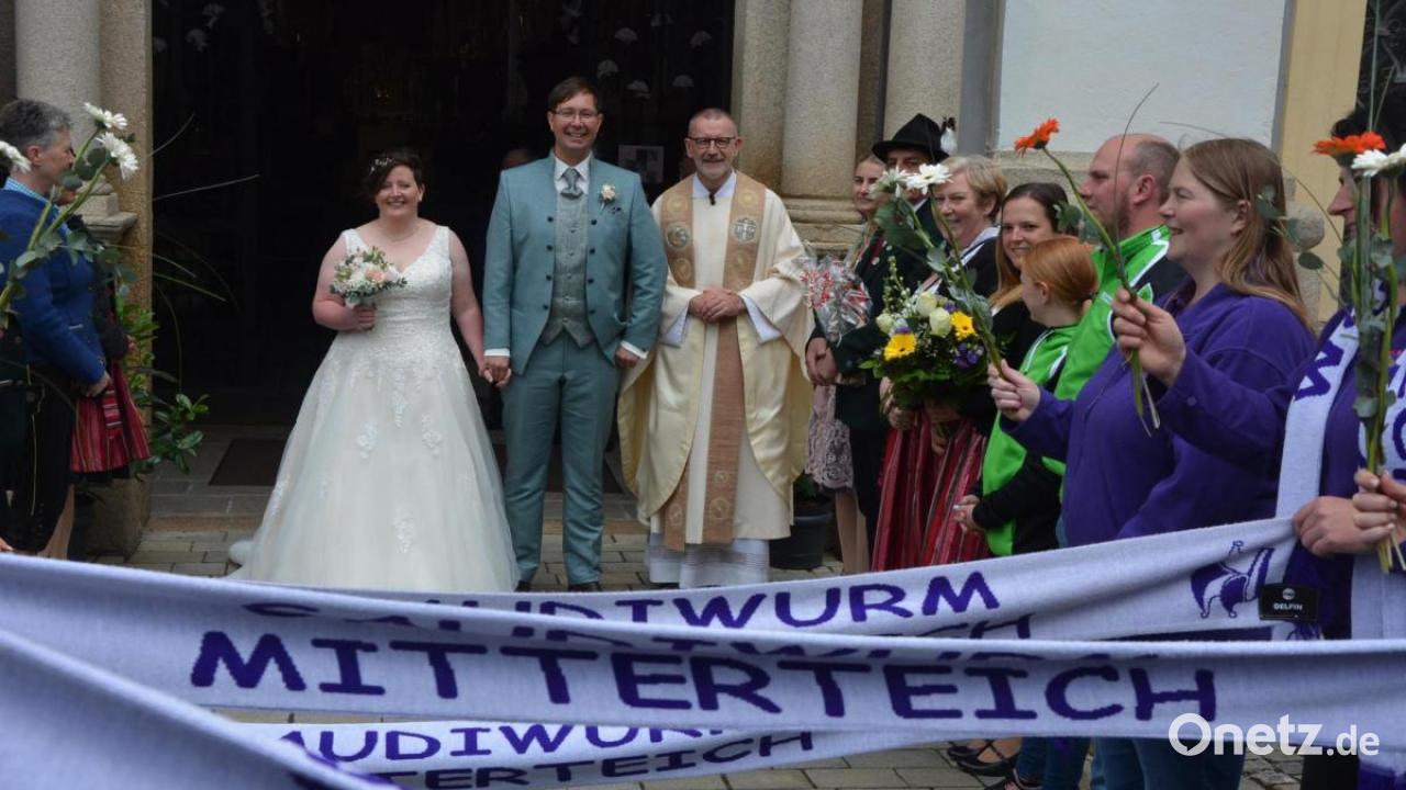 Großes Ehrenspalier für Susanne Kamm und Maik Mathias vor der Basilika Waldsassen | Onetz