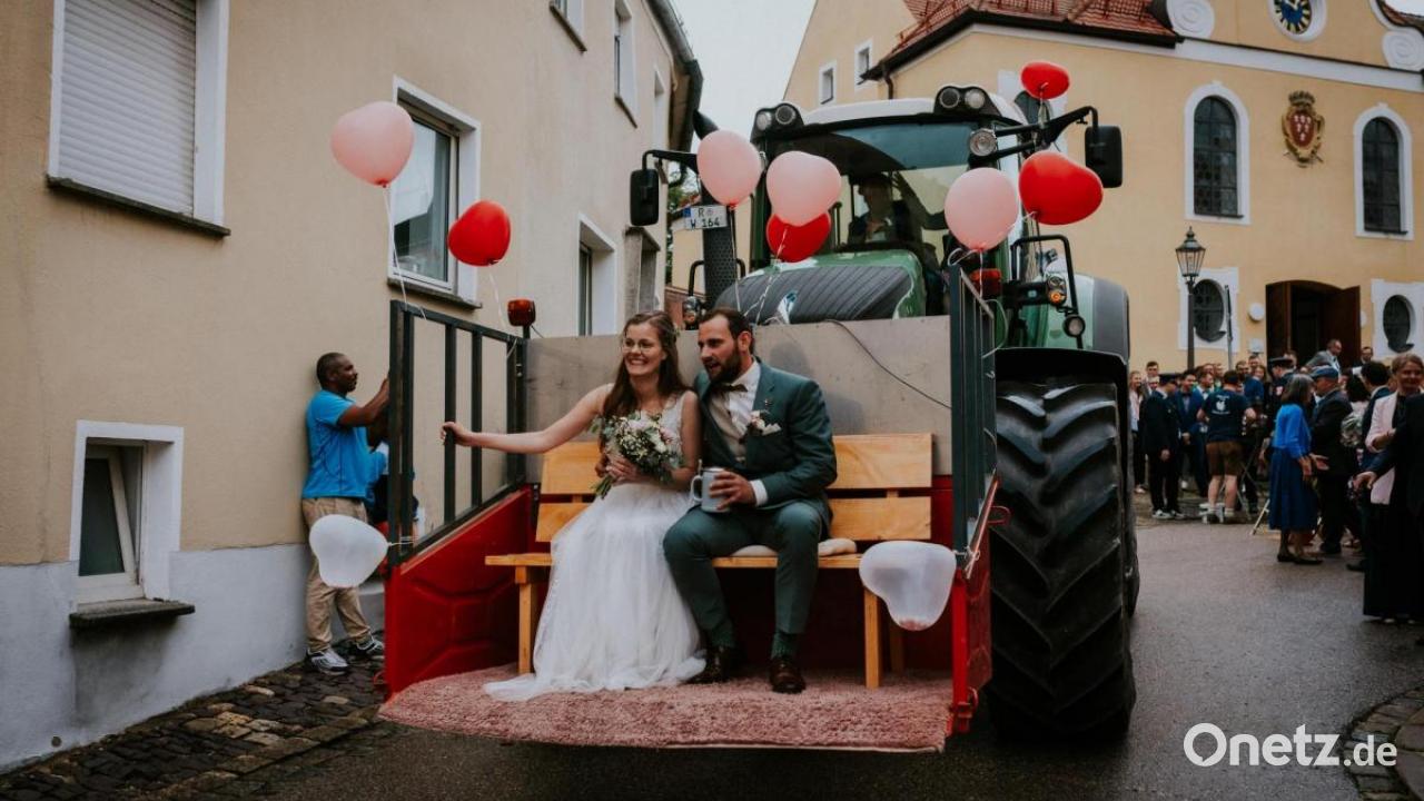 Brautpaar wird nach dem Jawort mit dem Traktor an der Kirche abgeholt | Onetz