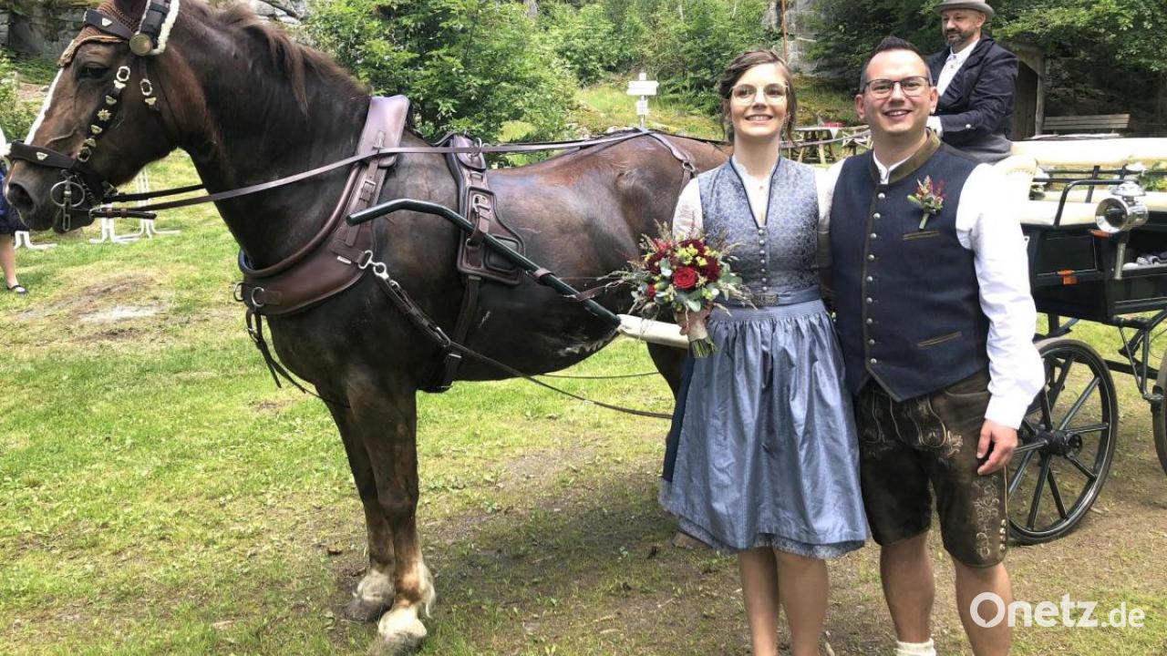 Christina Rank und Matthias Heindl fahren mit einer Kutsche zur Trauung am Hackelstein bei ...