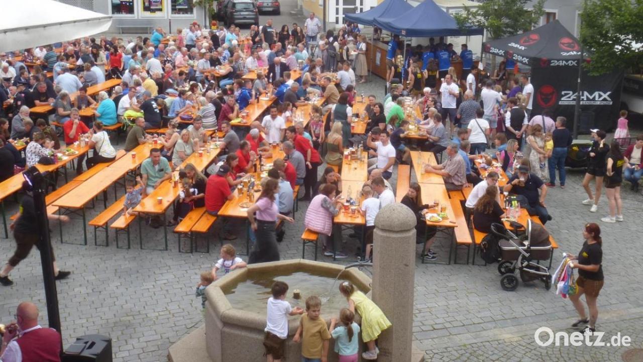 Zwei Gründe zum Feiern: Marktfest und Segnung des Kriegerdenkmals in Schwarzhofen | Onetz