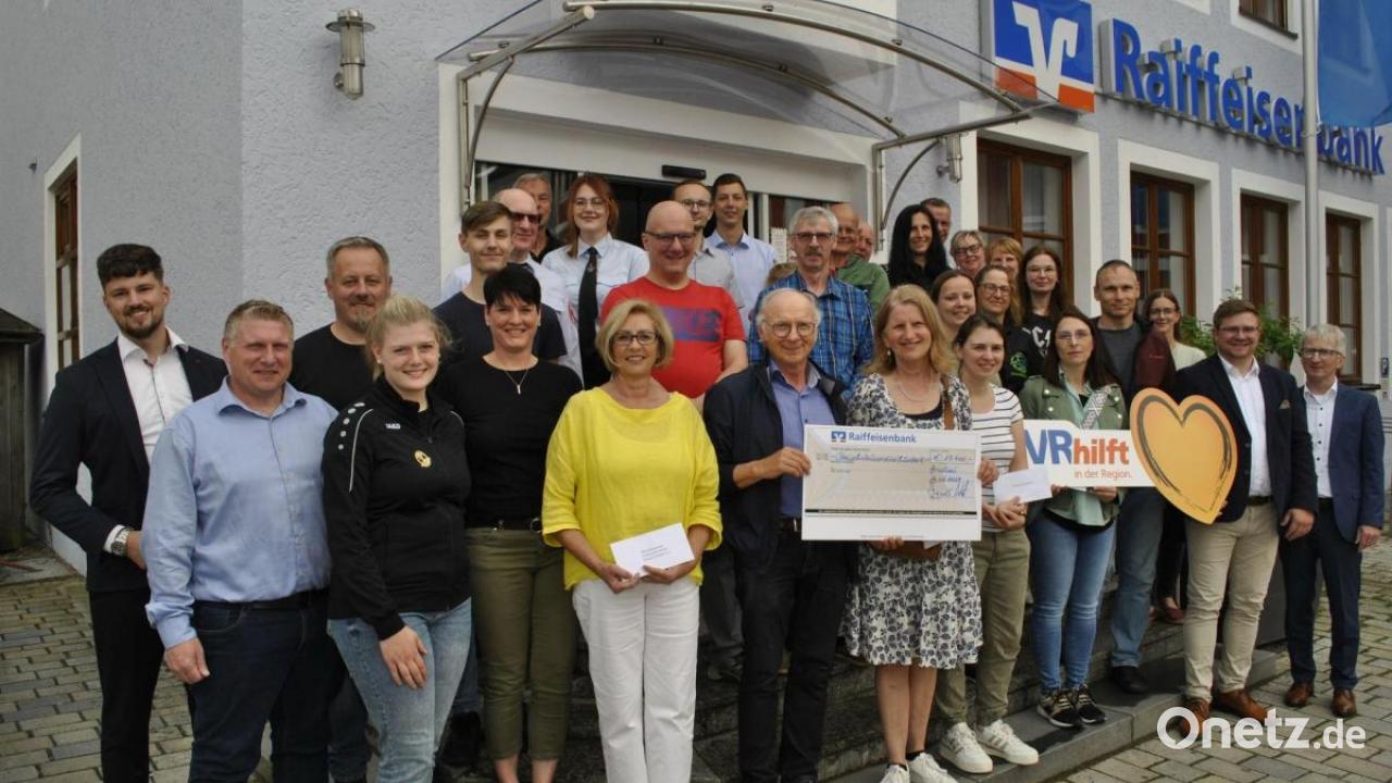Raiffeisenbank spendet 13.400 Euro an Hirschauer Organisationen | Onetz