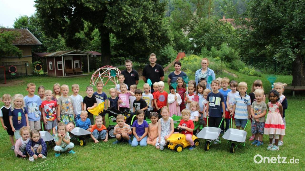 Kirwagemeinschaft Schmidmühlen bedenkt Kindergarten mit Sachspende | Onetz