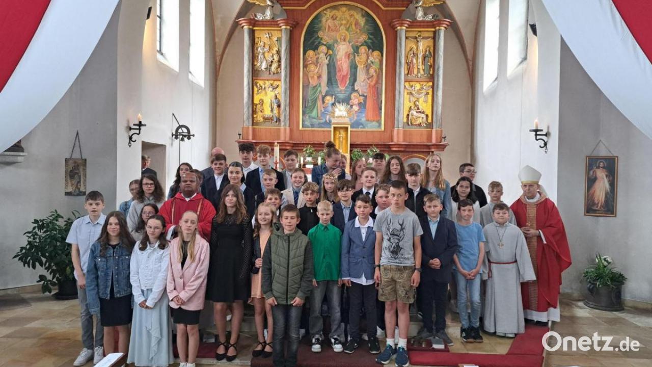 37 Jugendliche empfangen in Krummennaab Sakrament der Firmung | Onetz