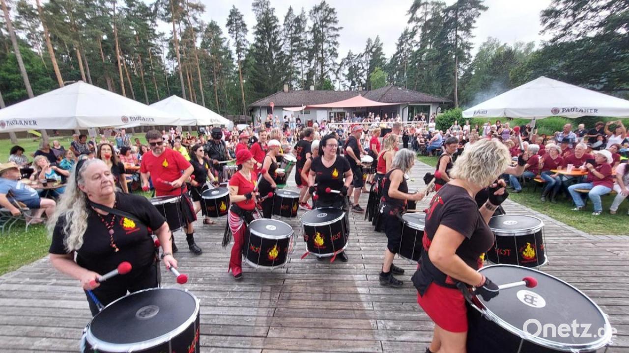 Tänzer, Trommler und Feuershow beim Sommerfest der Weidener Lince Dancer | Onetz