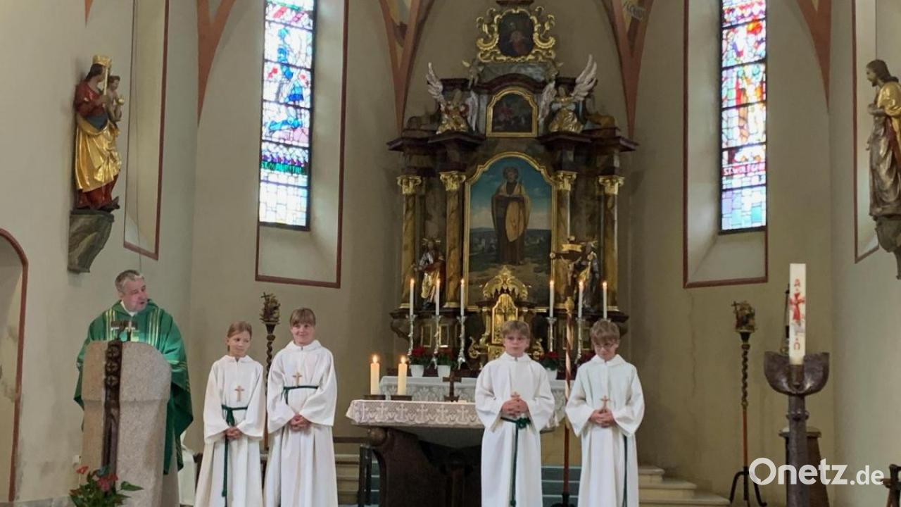 Pfarrer stellt vier neue Ministranten in Döllnitz vor | Onetz