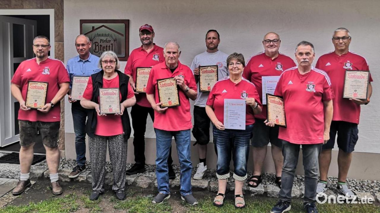 FC-Bayern-Fanclub Pirk ehrt treue Mitglieder | Onetz