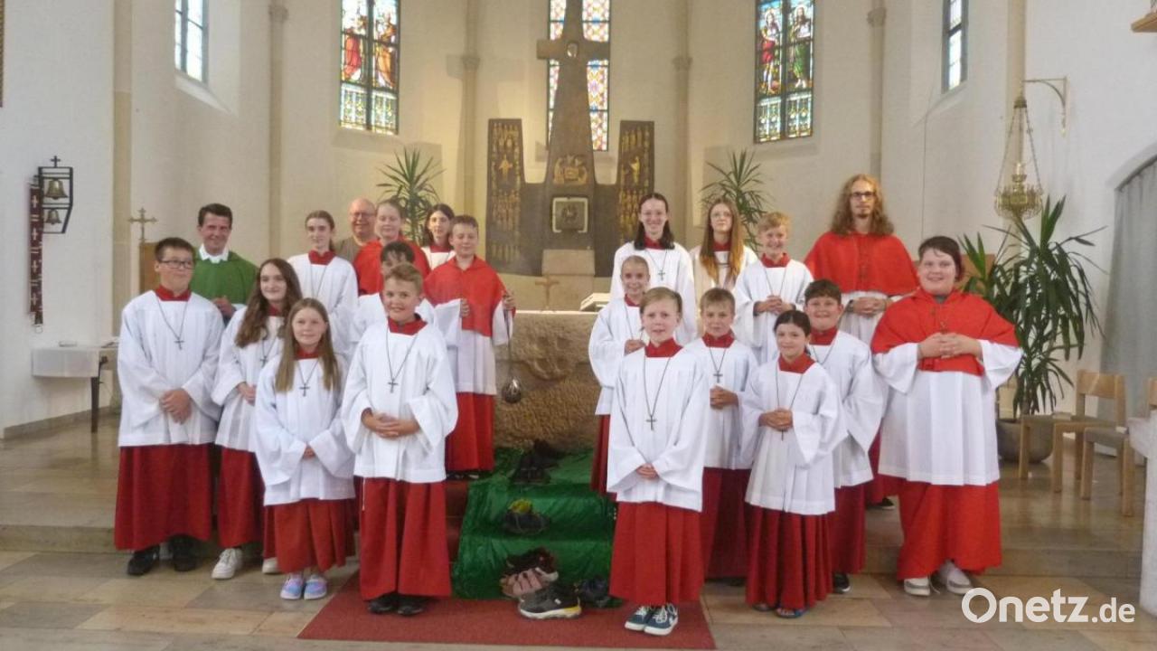Zwei neue Ministranten in Mantel | Onetz