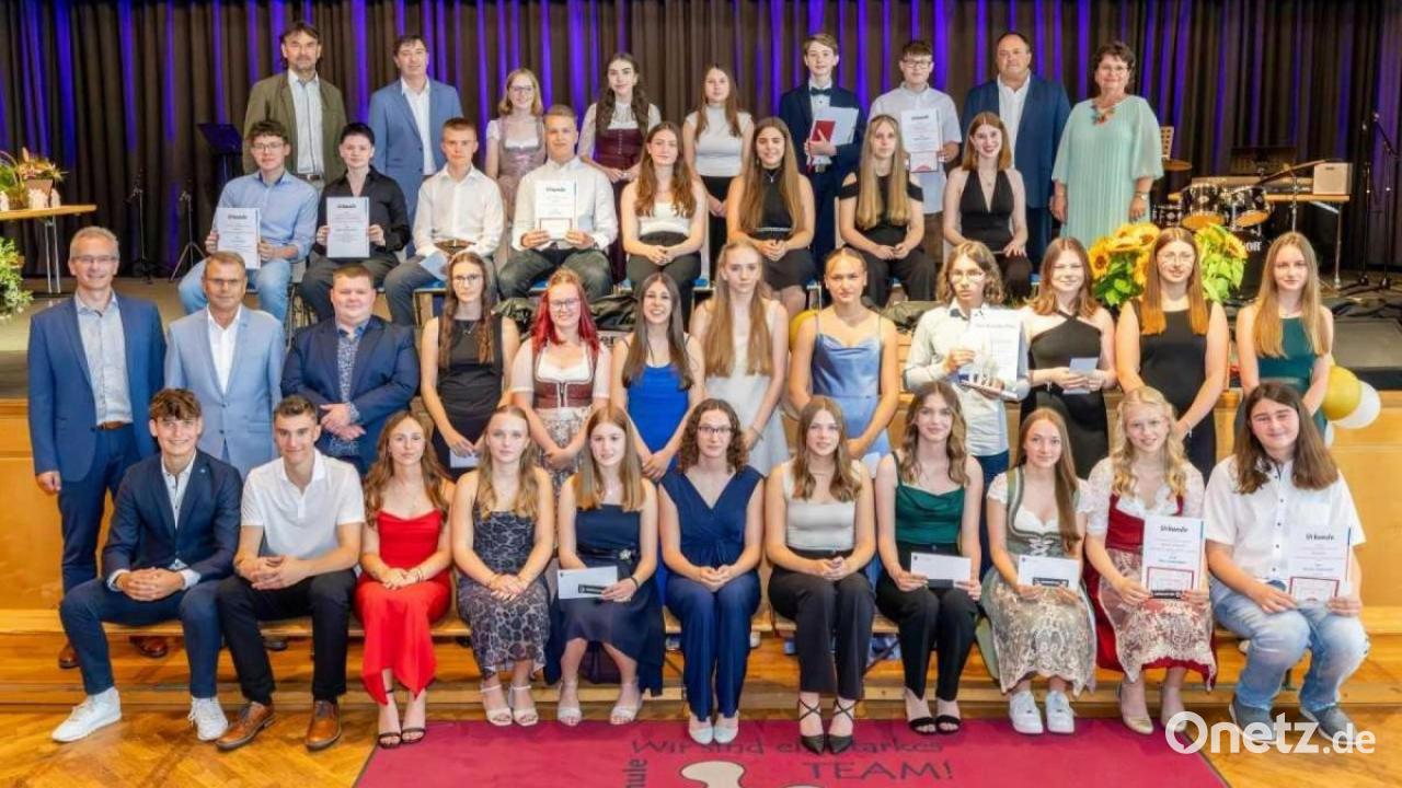 Lobkowitz-Realschule Neustadt verabschiedet Abschlussklassen | Onetz