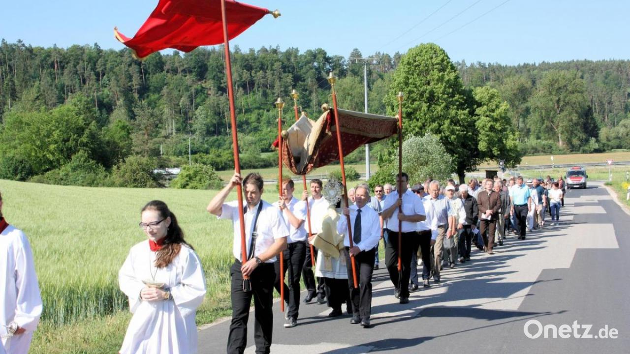 Gläubige ziehen durch die Fluren | Onetz