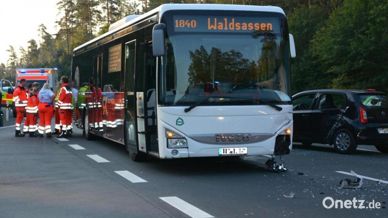 Auto kracht zwischen Tirschenreuth und Mitterteich in Schulbus | Onetz