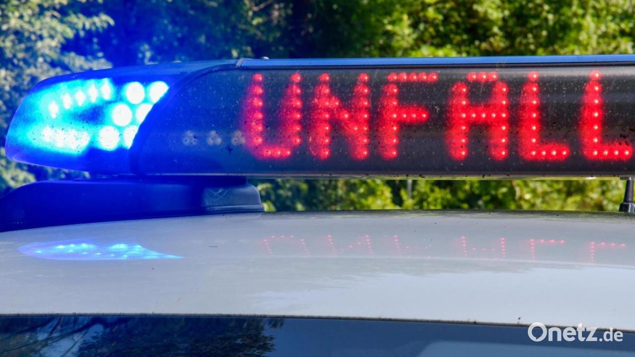 Rentner übersieht beim Einbiegen in die Europastraße einen Lastwagen ...