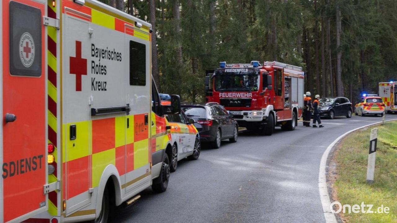 Zwei Leichtverletzte bei Unfall auf kurvenreicher Straße bei Friedenfels | Onetz