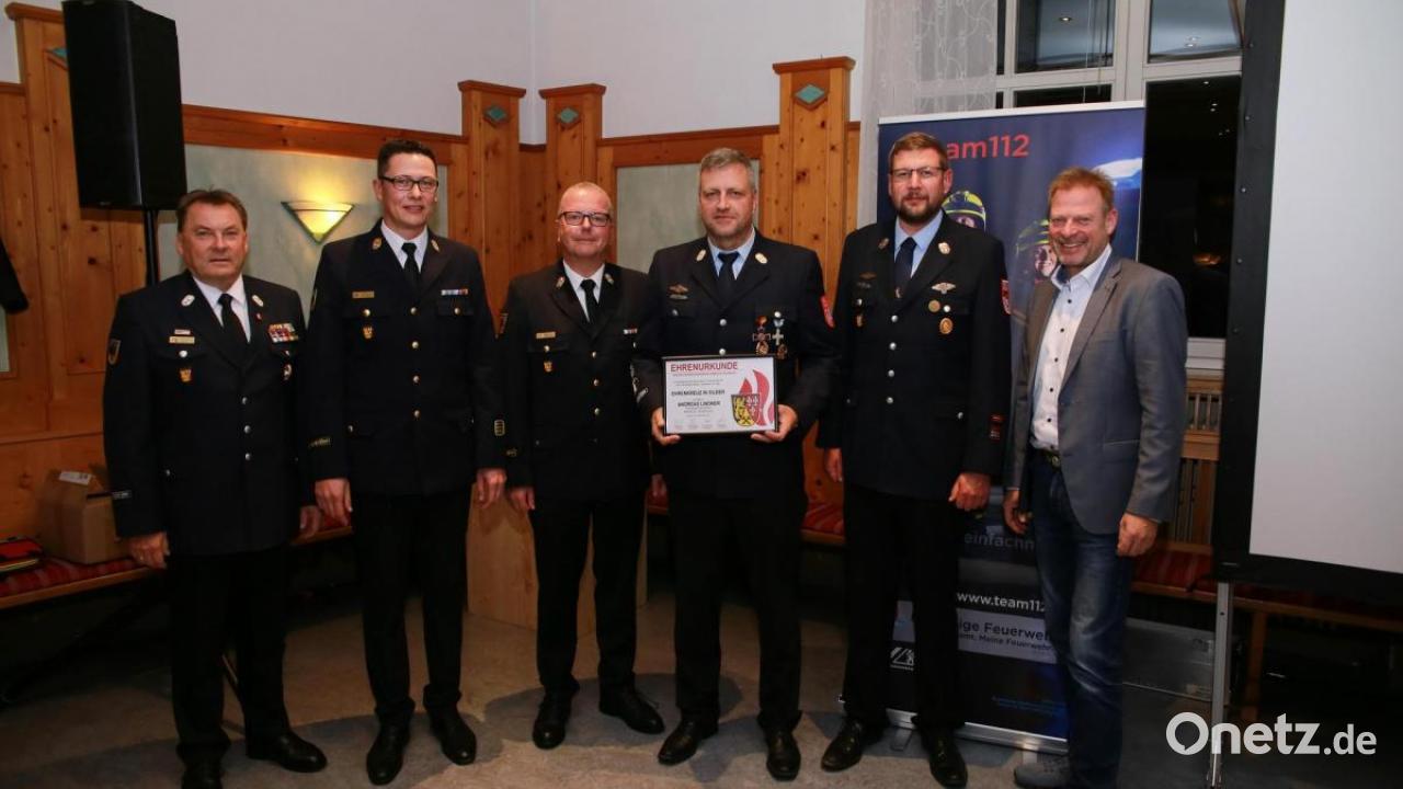 Feuerwehrkommandant Andreas Lindner wird mit dem silbernen Ehrenkreuz ...