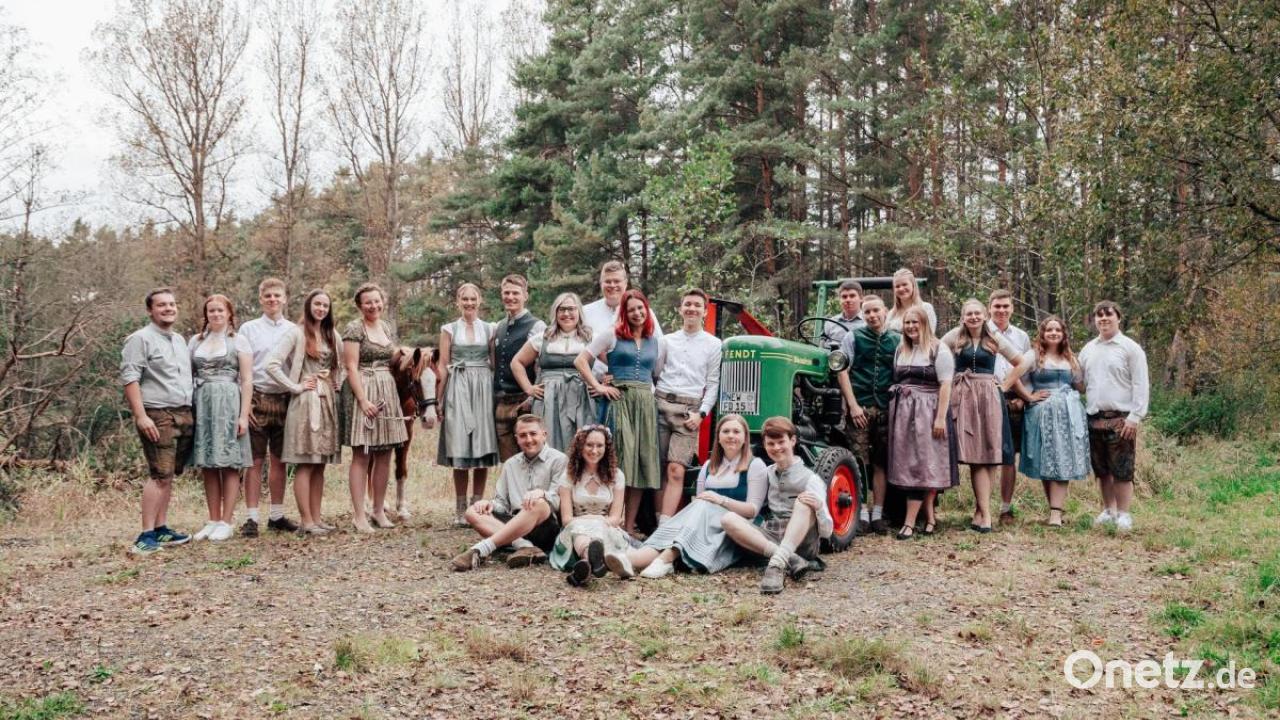 Premiere in Kaltenbrunner: Kirwaleit tanzen erstmals den Baum aus | Onetz