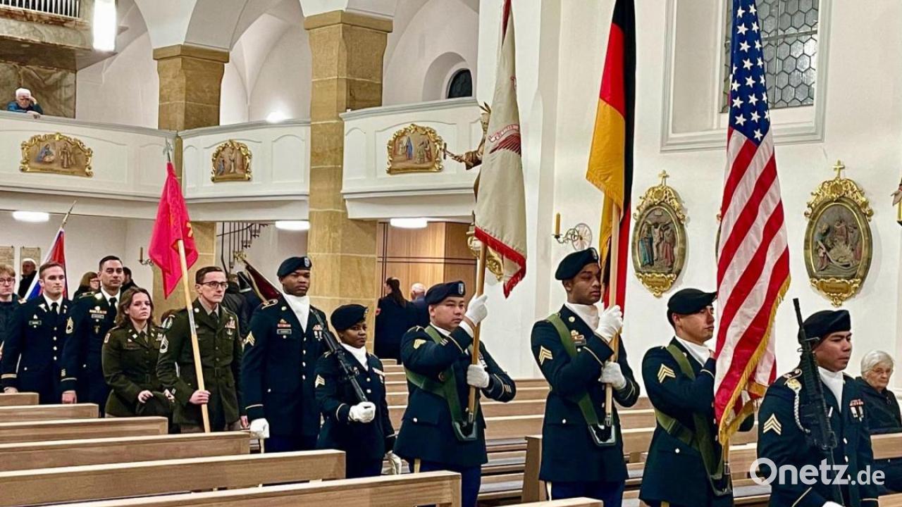 Bewegende Gedenkfeier zum Volkstrauertag in Freihung mit eindringlichem ...
