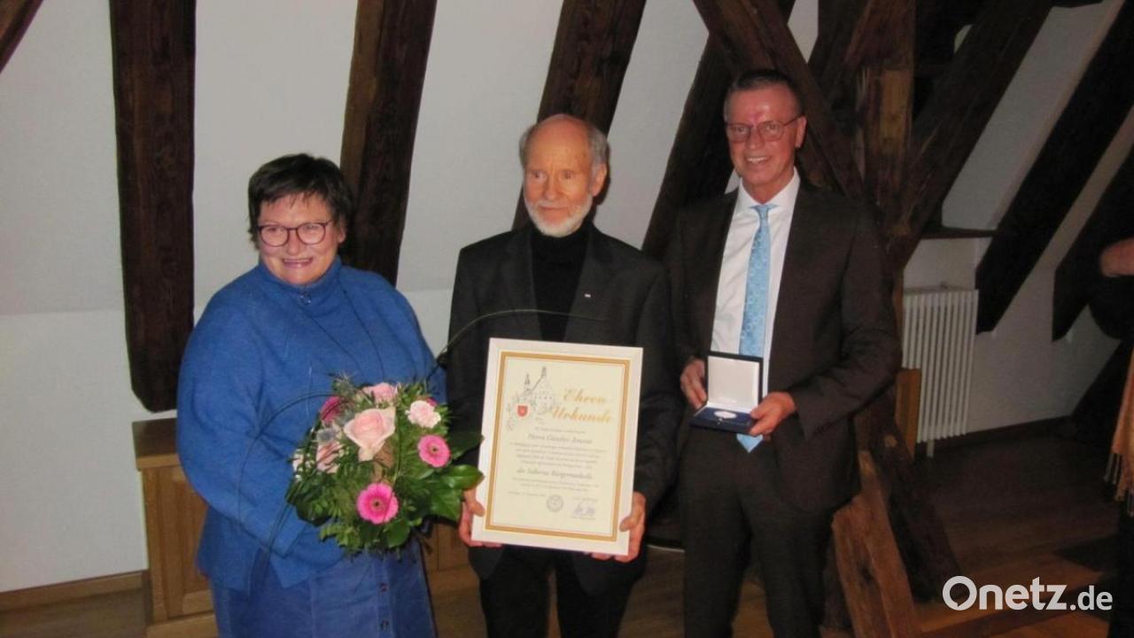 Stadt Hirschau verleiht Günther Amann silberne Bürgermedaille | Onetz