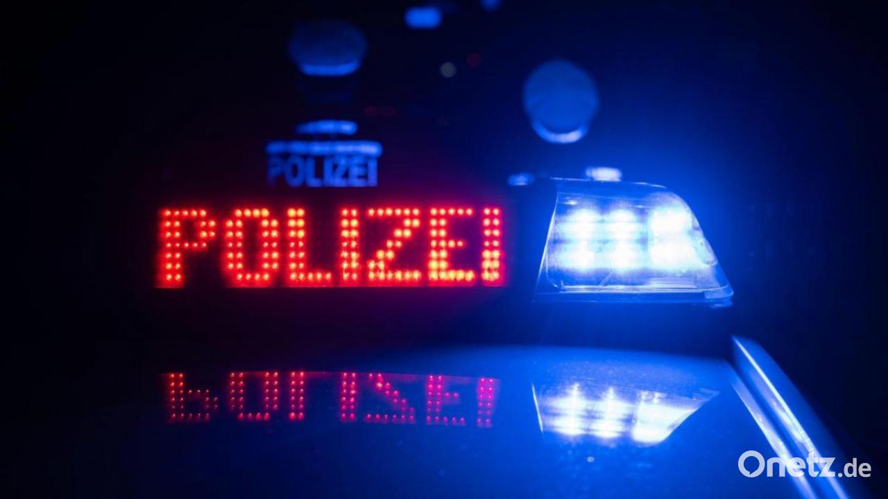 Fahranfänger prallt mit Auto gegen Pfosten, Zaun und mehrere Bäume | Onetz