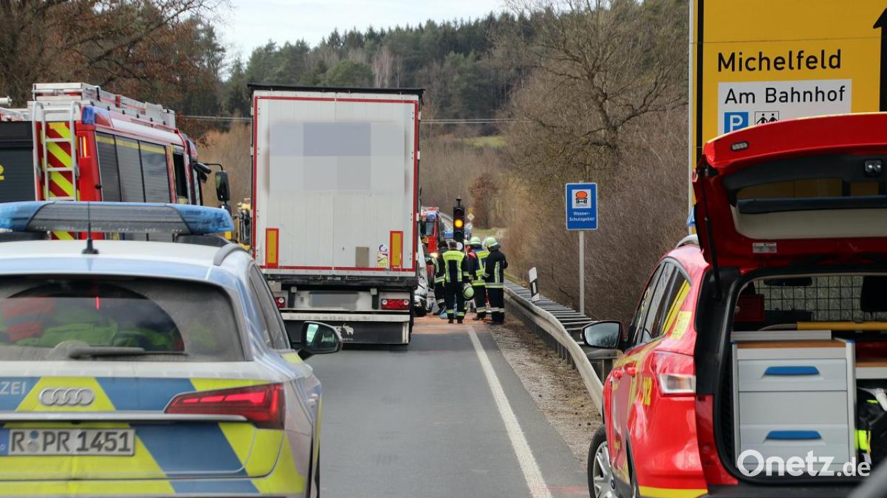 Heftiger Auffahrunfall mit drei Fahrzeugen auf der B 85 bei Michelfeld | Onetz