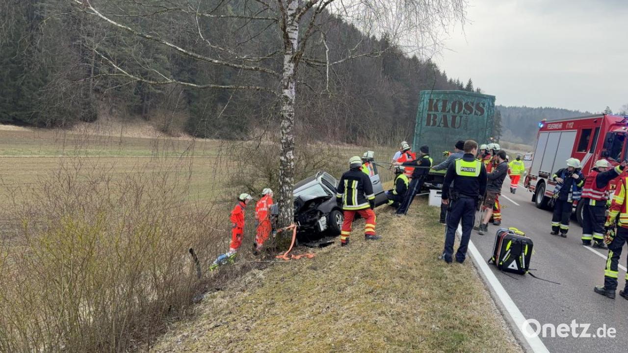 Müder Autofahrer prallt frontal gegen Baum | Onetz