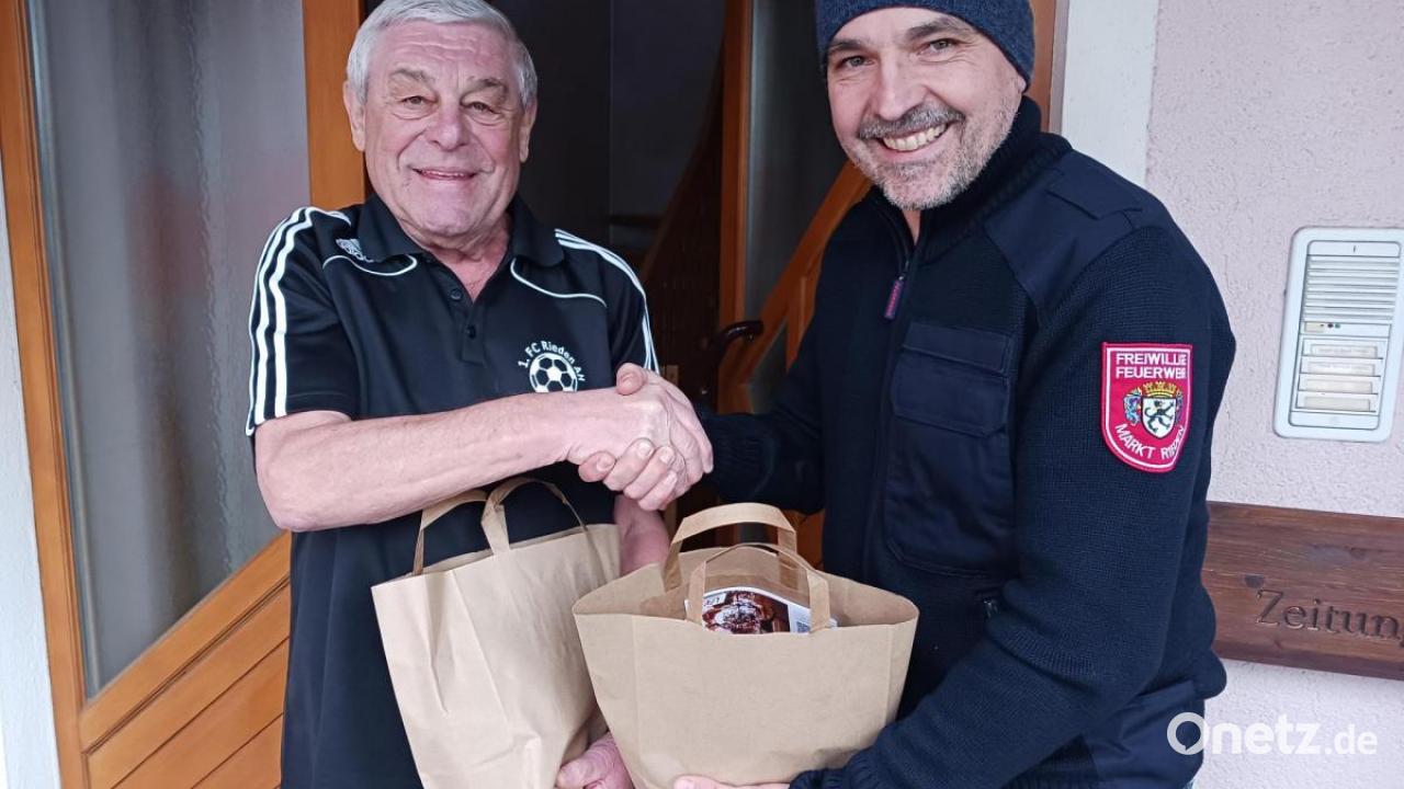 Riedener Feuerwehr verteilt Weihnachtspackerl für einen guten Zweck | Onetz