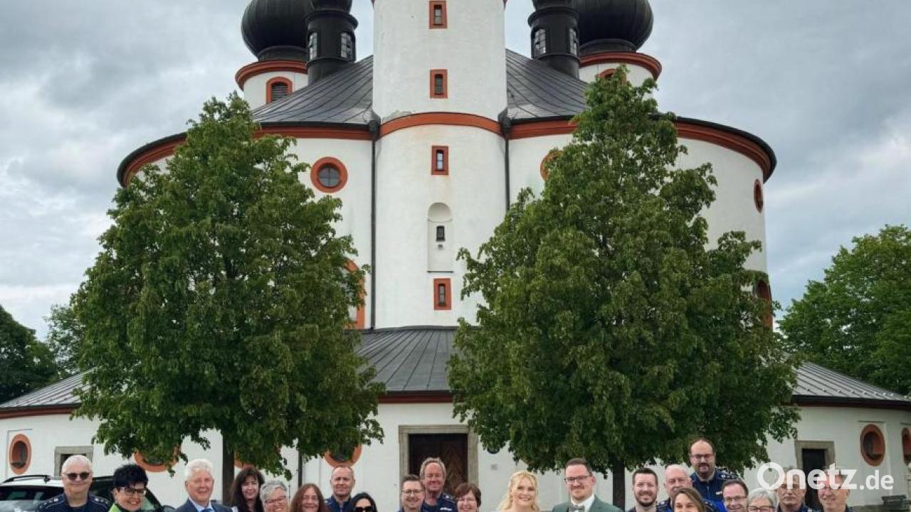 Waldsassener Kegler lassen Andreas und Sarah Koch nach der Trauung hochleben | Onetz