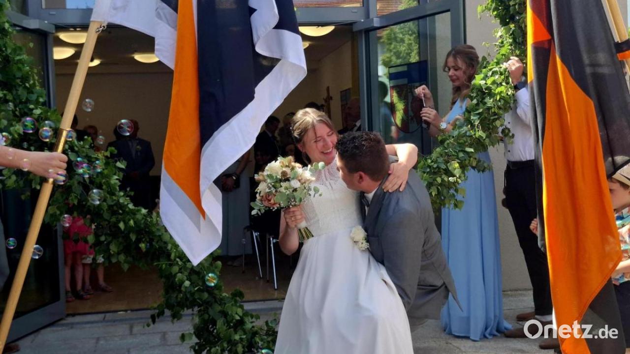 Nach dem Jawort großes Spalier für Katharina Steinhilber und Franz Scharf | Onetz