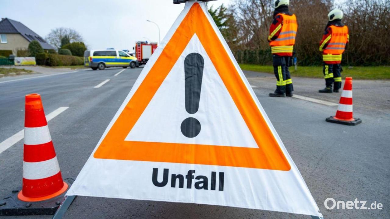 Unfall wegen blendender Sonne: Peugeot kippt nach Aufprall in ...