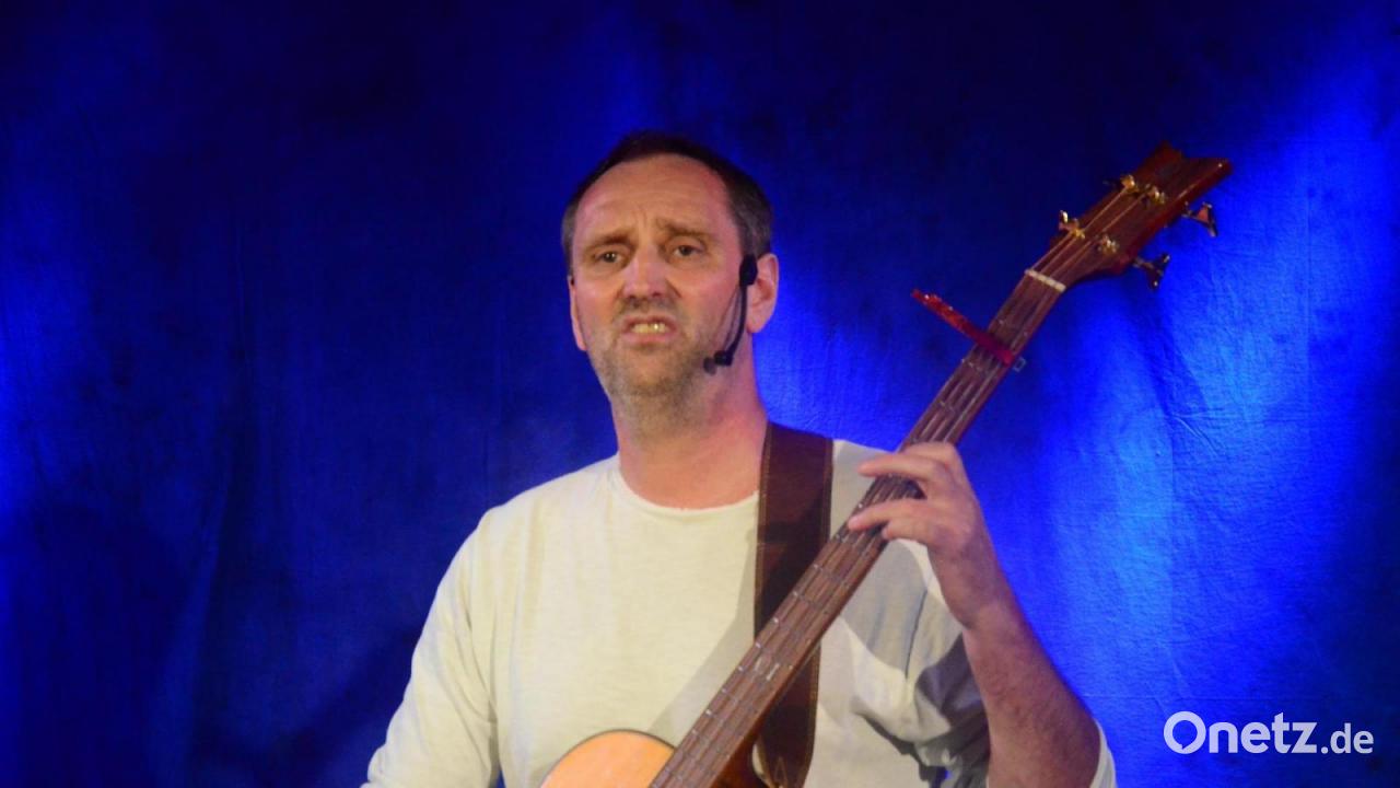 Tom Brückner begeistert mit Musik-Kabarett im Kulturbahnhof Parapluie | Onetz