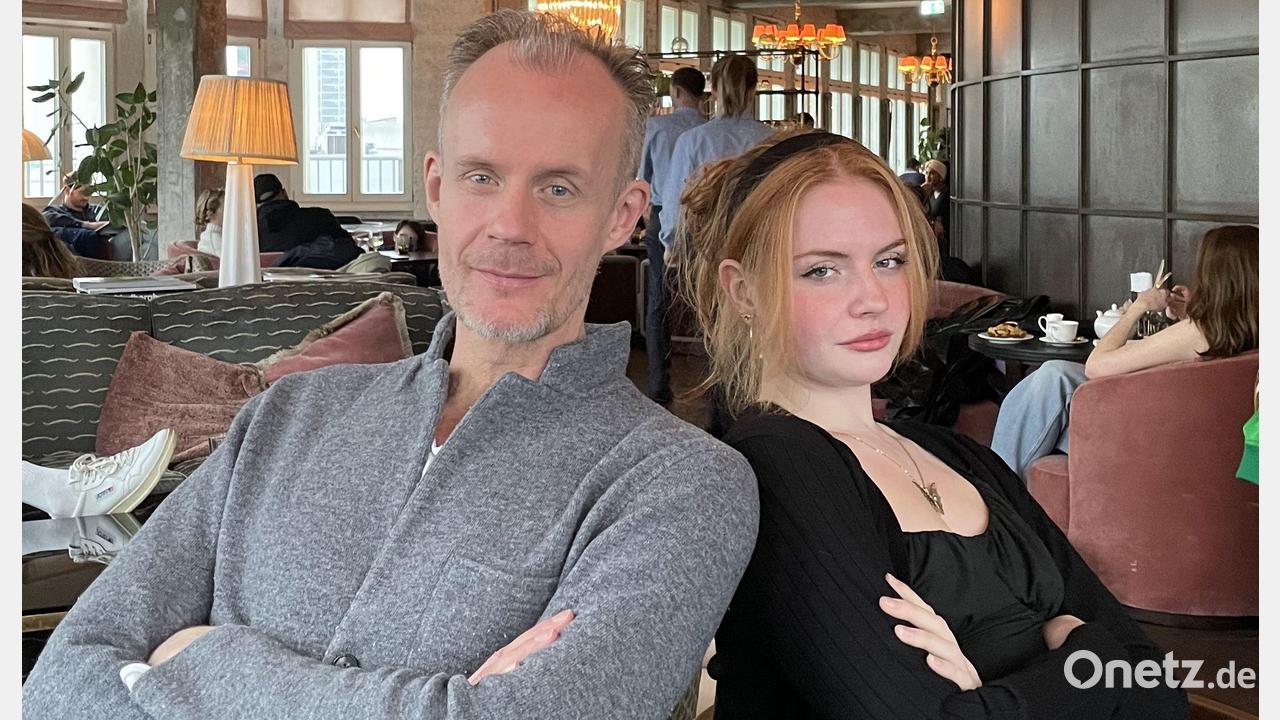 Vater und Tochter im Generationenkonflikt: Toni und Max Uthoff zeigen ...