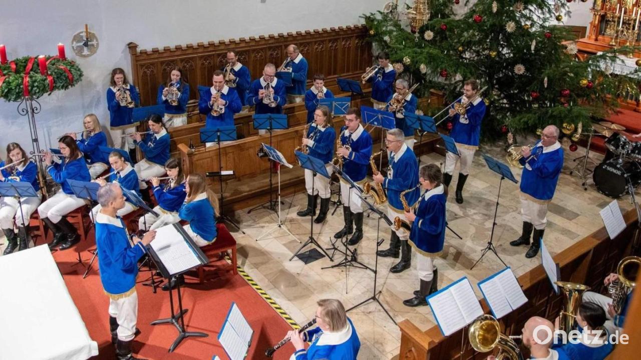 Riesiger Applaus für Weihnachtskonzert des Musikzug Hirschau | Onetz