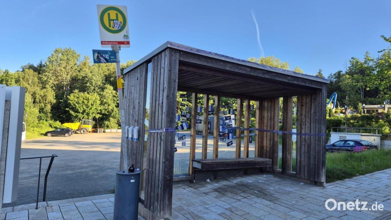 Bushäuschen in Flossenbürg mit "Blue Devils"-Stickern beklebt und ...