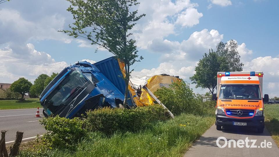 Unfall auf der B22 bei Kemnath: Sattelzug kommt von Fahrbahn ab | Onetz
