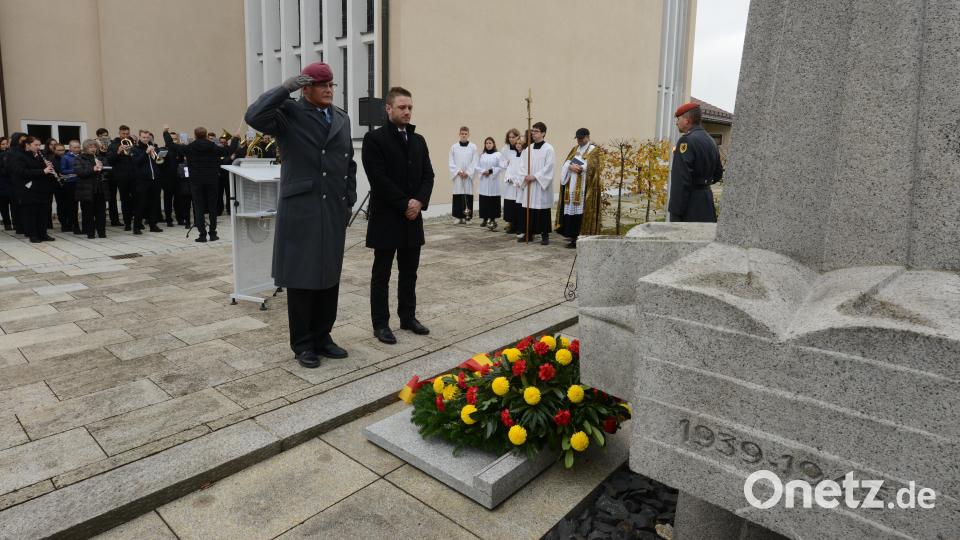 Volkstrauertag: Schirmitzer Bürgermeister mahnt ein Innehalten an | Onetz
