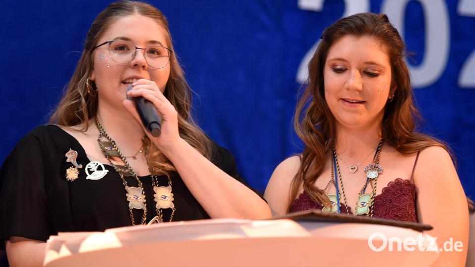 Lisa Gebert und Jennifer Bäumler halten den Plößberger Fasching am ...