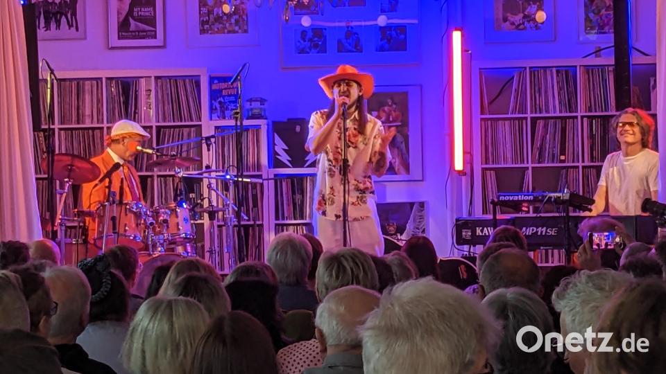 In Schönsee einmalig: Ein Wohnzimmer wird zur öffentlichen Musikbühne ...