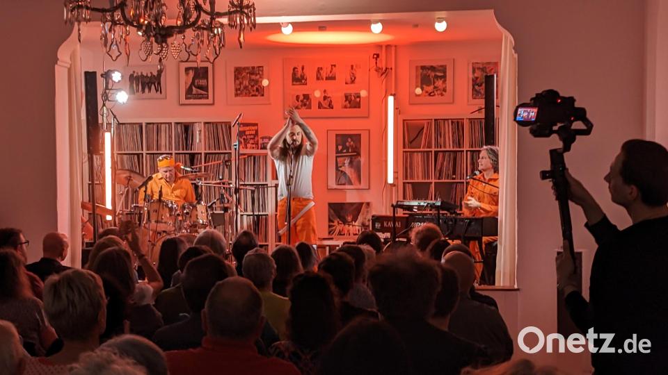 In Schönsee einmalig: Ein Wohnzimmer wird zur öffentlichen Musikbühne ...