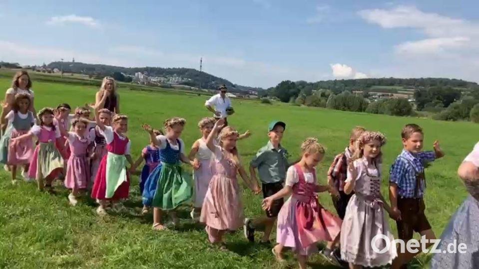 Kinder aus dem Dorf haben bei der Kirwa in Moos ihren großen Auftritt ...