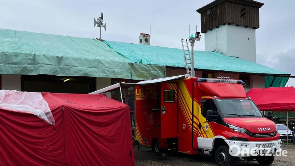 Notdächer für Oberbayern: Feuerwehr aus der Oberpfalz hilft nach Unwetter | Onetz