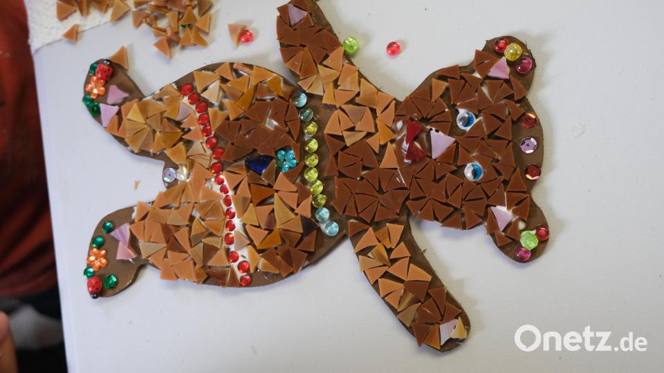 22 Kinder gestalten Bären bei Aktion "Knopf trifft Mosaik" | Onetz