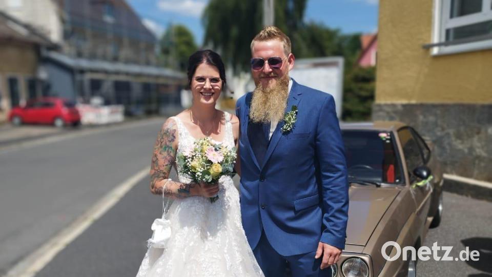 Sandra und Dominik Hippmann starten mit Opel-Manta ins Eheglück | Onetz